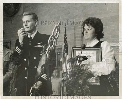 1973 Press Photo Lt. Commander Ross Terry and wife attend ceremony in ...
