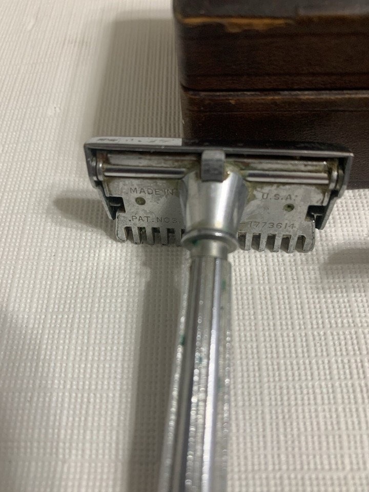 VTG. LOT OF (3) SINGLE BLADE RAZORS: (1)GILLETTE'S (2) STAR BRAND & BOX ...