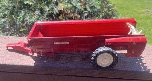 Vintage Ertl IH International Harvester Manure Spreader #492-7950 1/16 ...