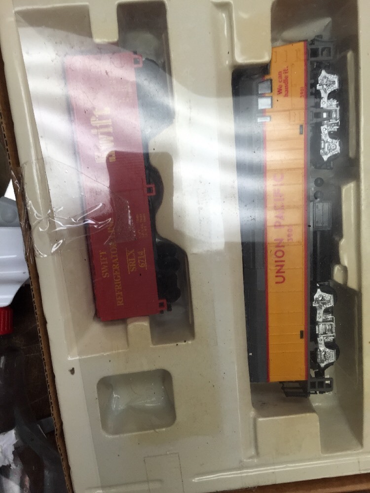 LIFE-LIKE RAILMASTER DIESEL UNION PACIFIC COMPLETE H.O. SCALE TRAIN SET ...