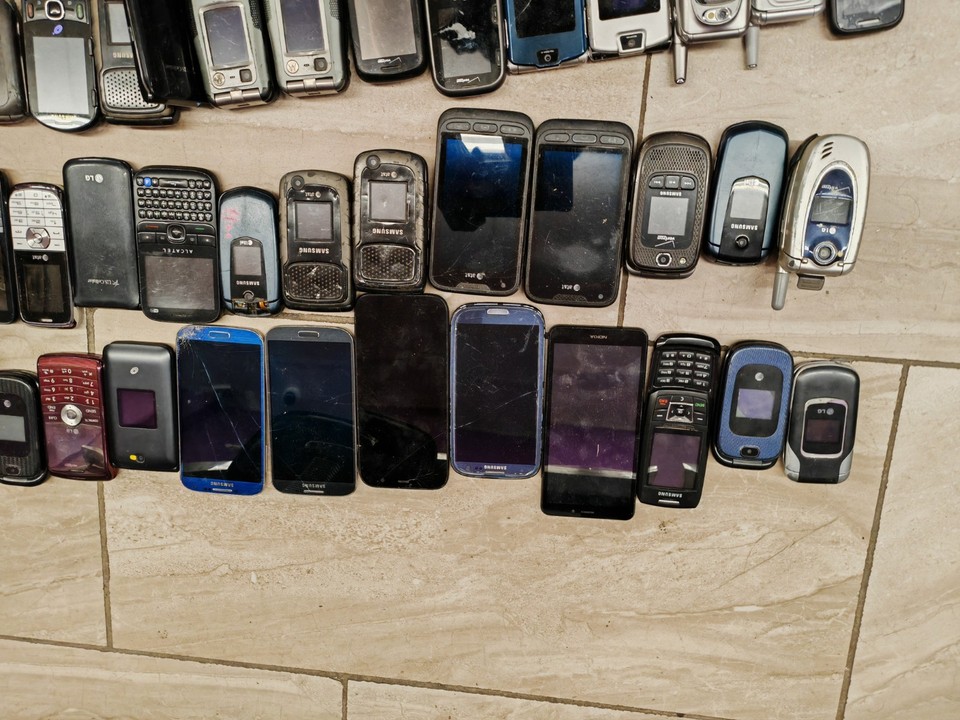 Lot of 90 Vintage Cell Phones Motorola Nokia LG Samsung Flip Bar ...