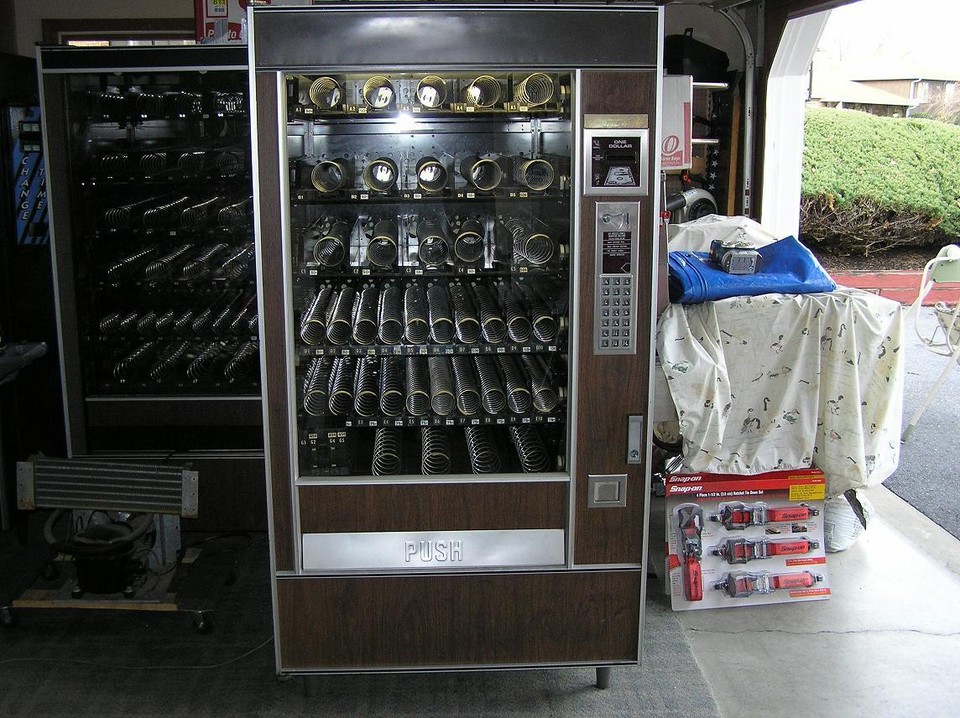 (AP) AUTOMATIC PRODUCTS SNACK VENDING MACHINE 4000, 4600, 5000 & 5500 ...