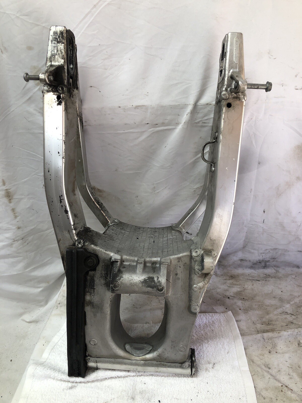 99-07 Suzuki Hayabusa GSX1300R Rear Swingarm Axle Swing Arm 00 01 02 03 ...