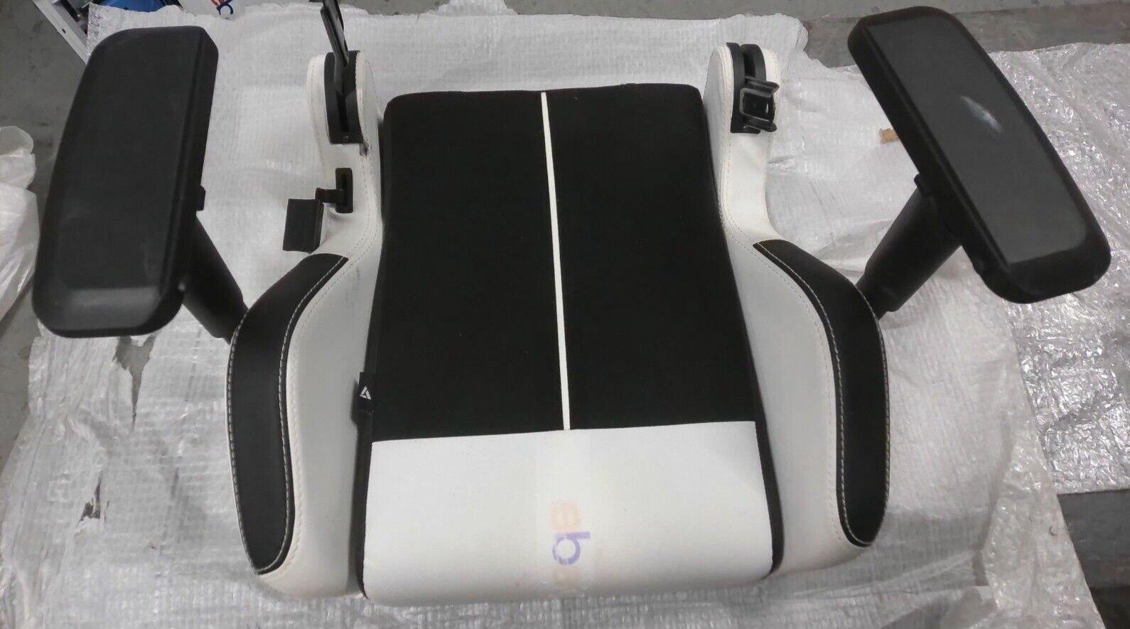 Alienware S5000 Gaming Swivel Chair - Black/White (Only includes the ...