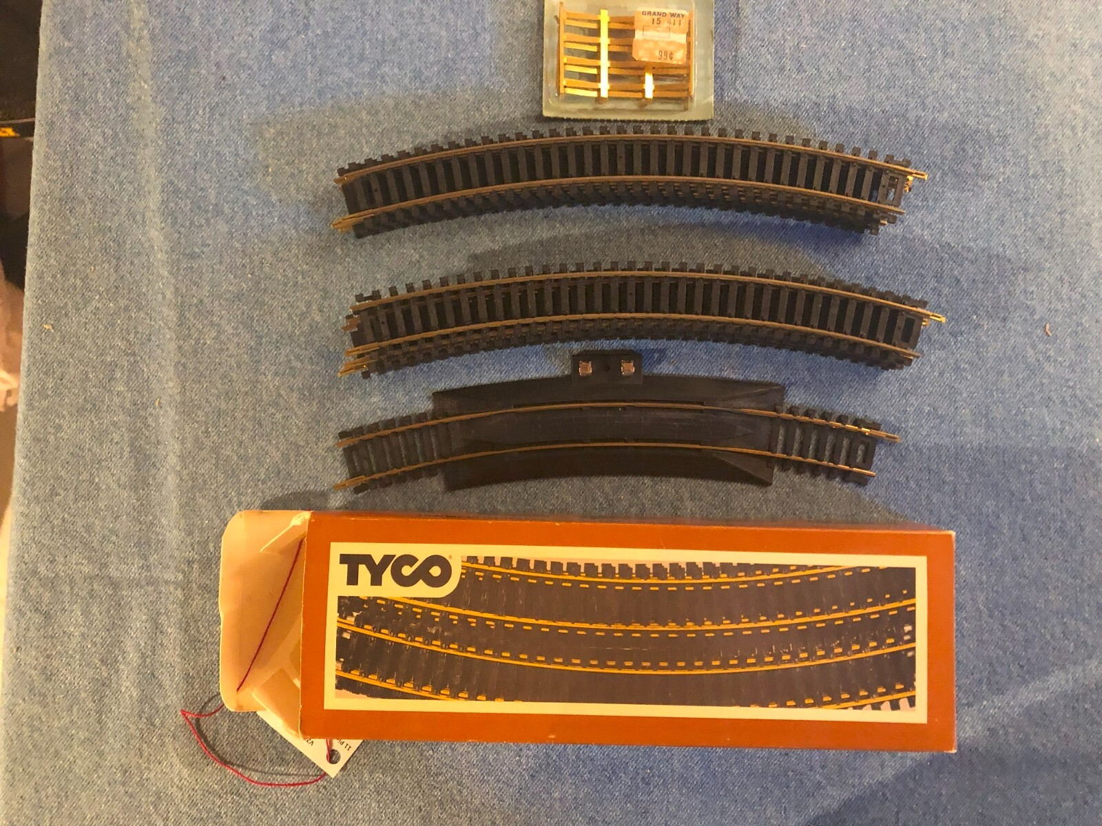 Tyco Flexible HO Railroad Track (11 Pieces of Curved Track + 1 Rerail ...