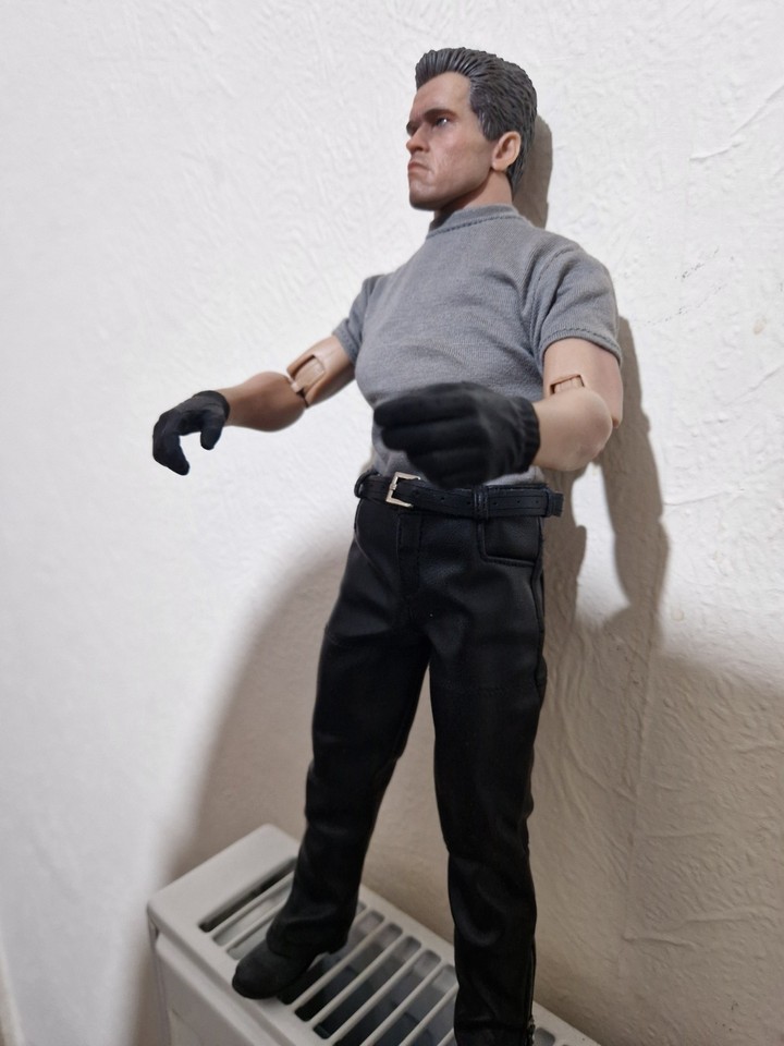 Present Toys T800 Terminator 1/6 Scale Figure Like Hot Toys As Seen ...