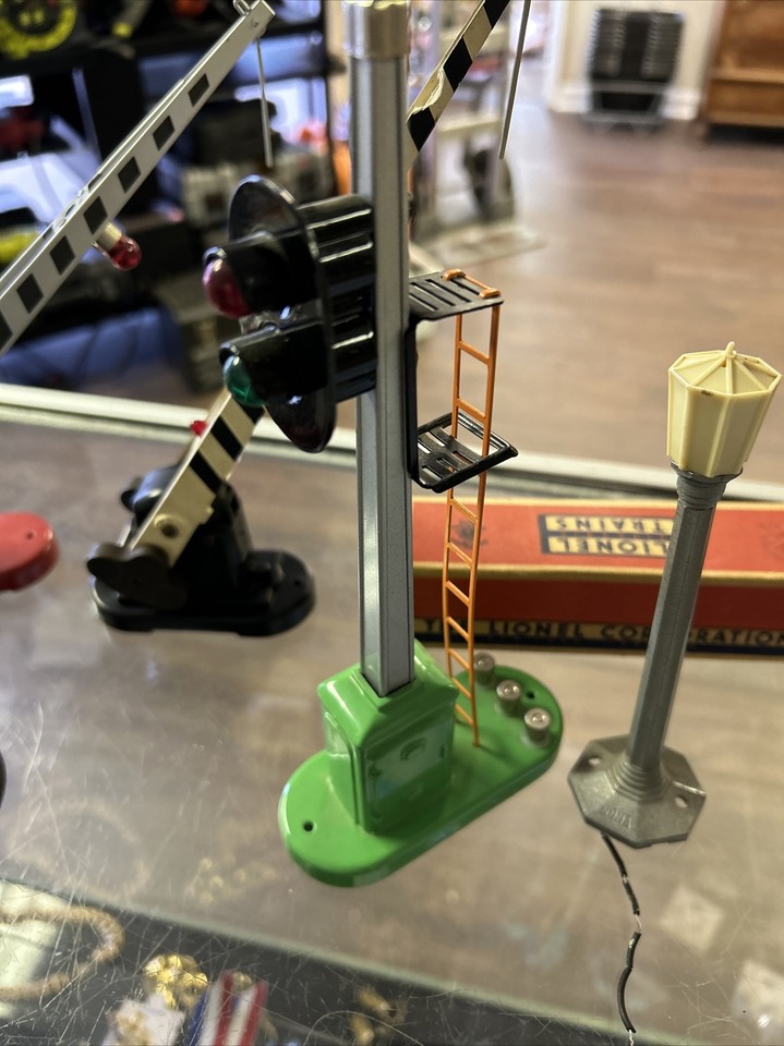 Lionel, Marx, MTH Lot Of Gates & Railroad Lights MTH No. 152 Crossing ...