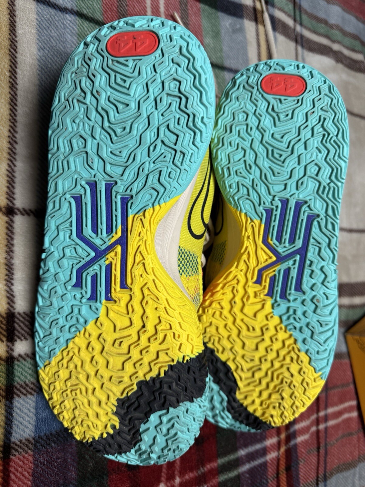 Size 10 - Nike Kyrie 7 1 World 1 People 195238770198 | eBay