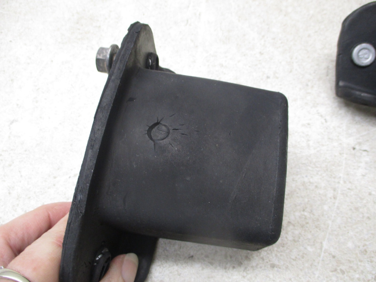 15711755 01 to 10 Silverado 2500 Rear Leaf Spring Overload Bumper Stop ...