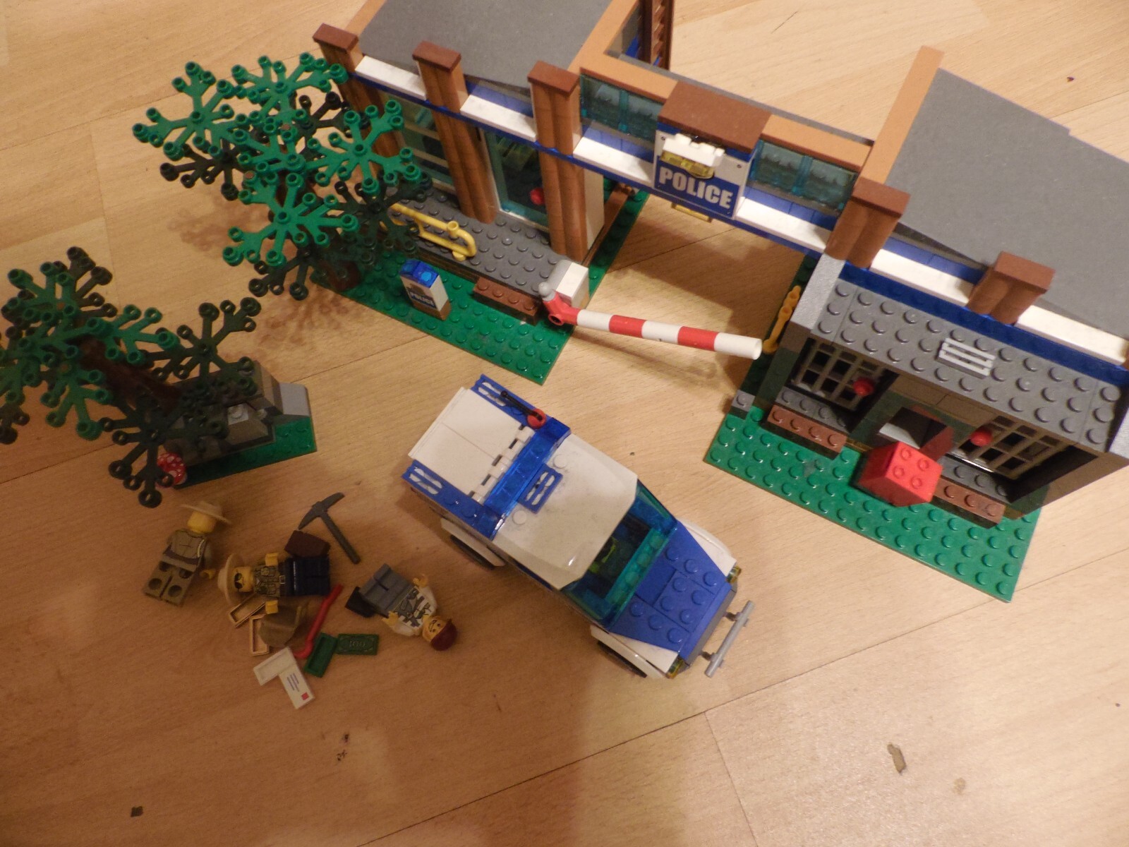 LEGO City 4440 Forest Police Station Polizeirevier Polizeistation Auto ...