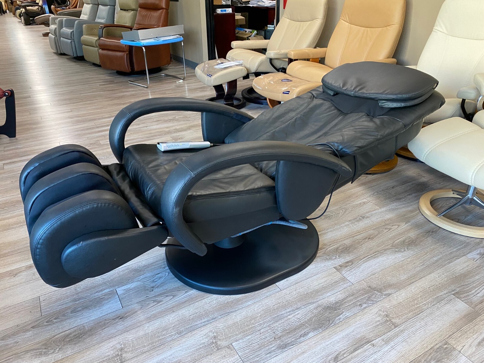 Human Touch HT-125 Roller Massage Chair Recliner Showroom - Black ...