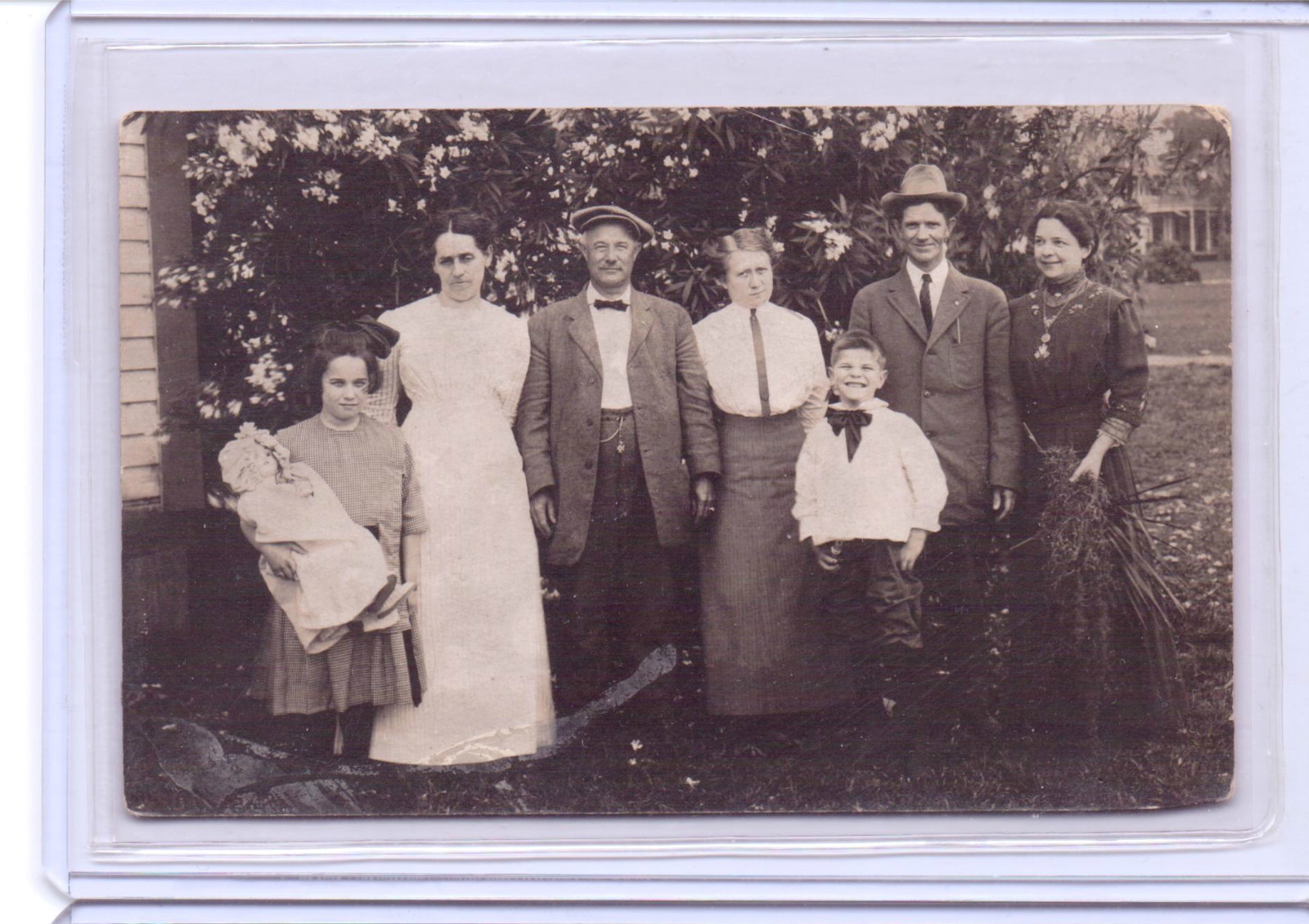 VINTAGE REAL PHOTO 8 PEOPLE FAMILY PORTRAIT POSTCARD | eBay