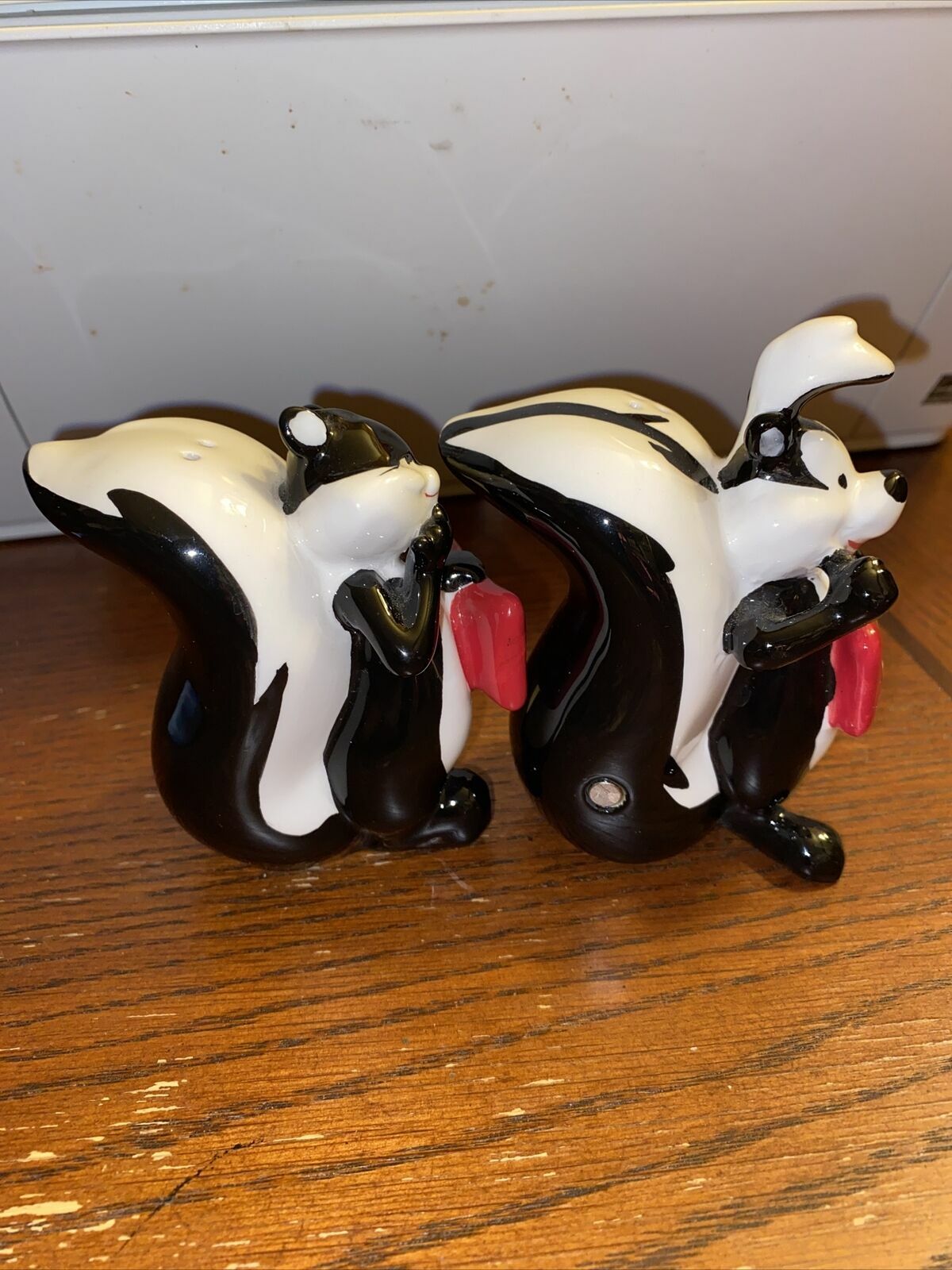 Looney Tunes Pepe Le Pew & Penelope Skunks Warner Bros Salt Shakers | eBay