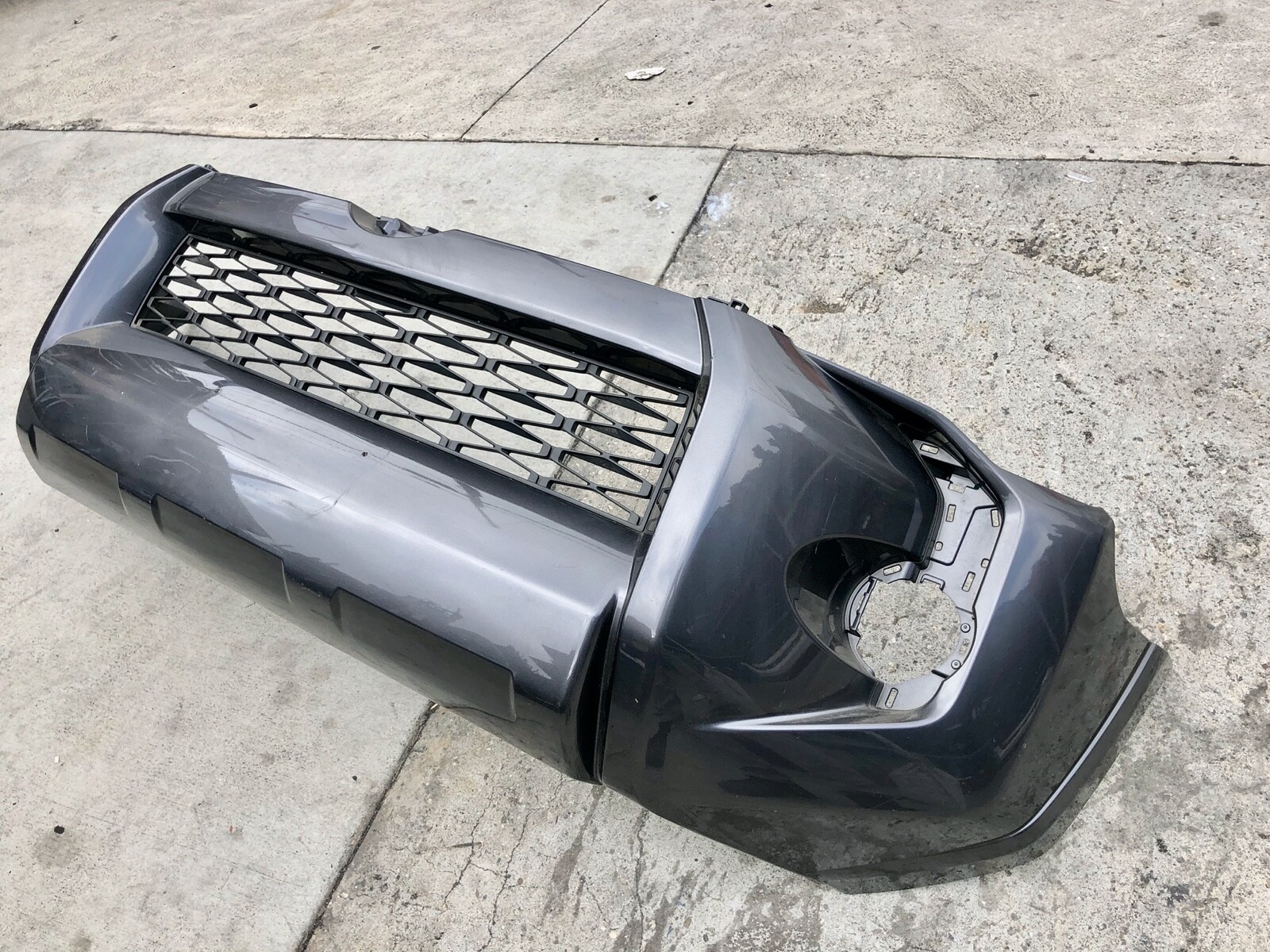 2015-2023 TOYOTA 4RUNNER SR5 FRONT BUMPER W/LOWER GRILL OEM USED (NO ...