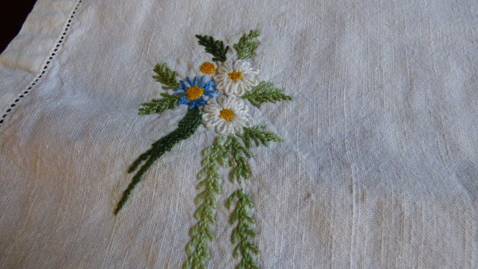 Linen Cloth Table runner White Floral Embroidery German Mein Heim ist ...