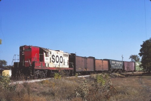 SOO LINE 381 GP7 CHECK OUT THE REEFERS! @ STEVENS POINT, WI 1976 35MM ...