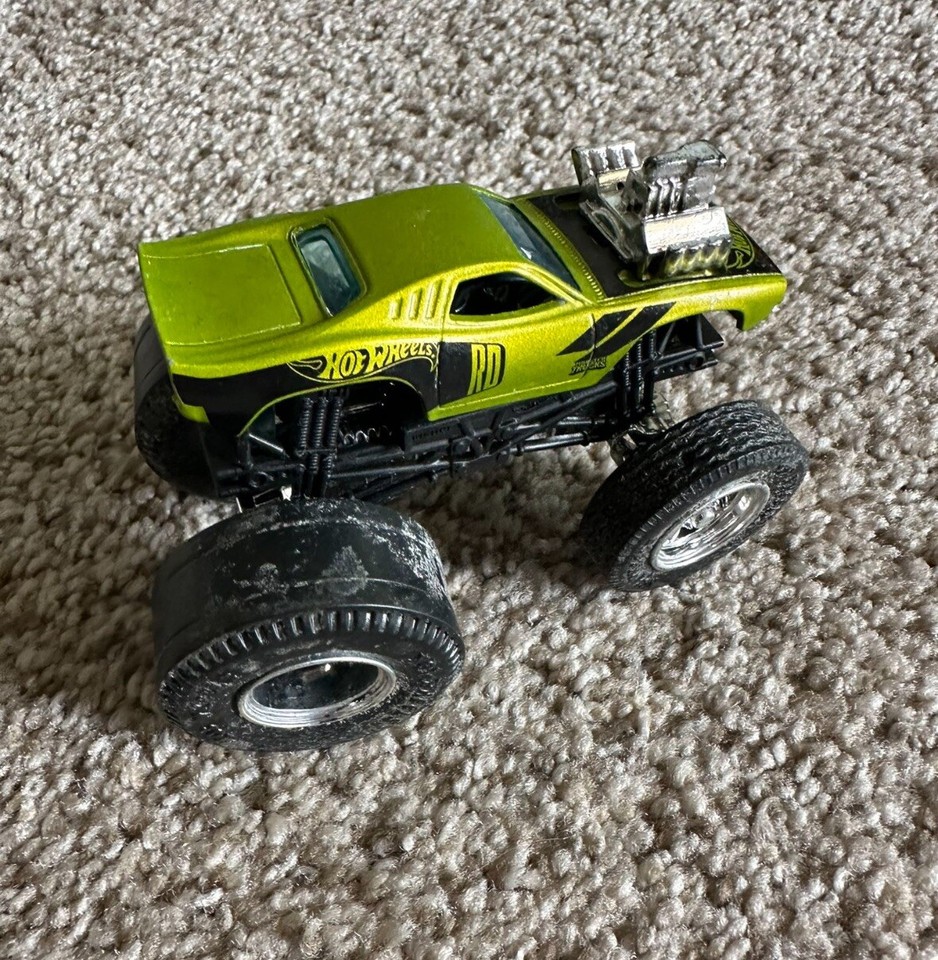 2022 Mattel Hot Wheels Monster Trucks Twisted Tredz Rodger Dodger ...