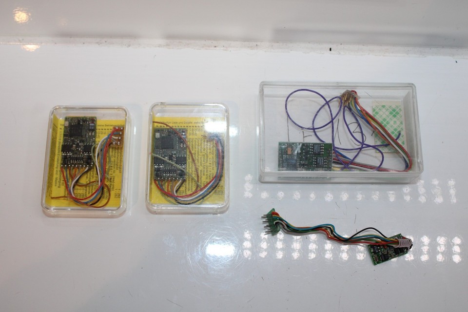 4 x Pre-used 8-Pin DCC Digital Locomotive Decoders - Lenz, 2 x Zimo ...