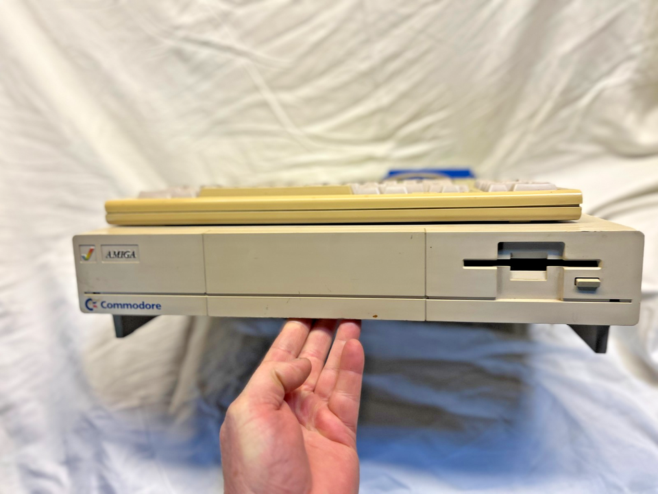 VINTAGE AMIGA COMMODORE 1000 PERSONEL COMPUTER & AMIGA KEYBOARD & VMEM ...