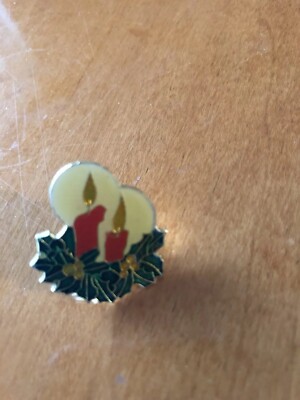 VINTAGE CHRISTMAS METAL LAPEL PIN: 2 RED CANDLES, HOLLY & BERRIES ...
