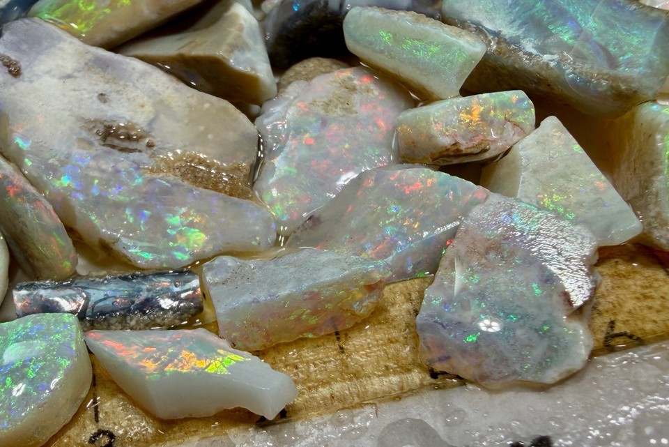 AUSTRALIAN ROUGH OPAL AUCTIONS BLACK DARK CRYSTAL PARCEL BRIGHT COLORS ...