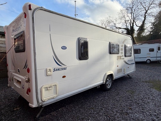 Bailey Pageant Sancerre 4 Beth Caravan with Fixed Bed and End bathroom ...