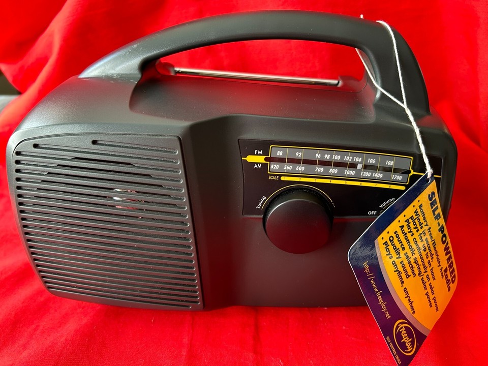 Freeplay Self Powered AM/FM Radio Solar Power Crank Model # SEF-0209131 ...