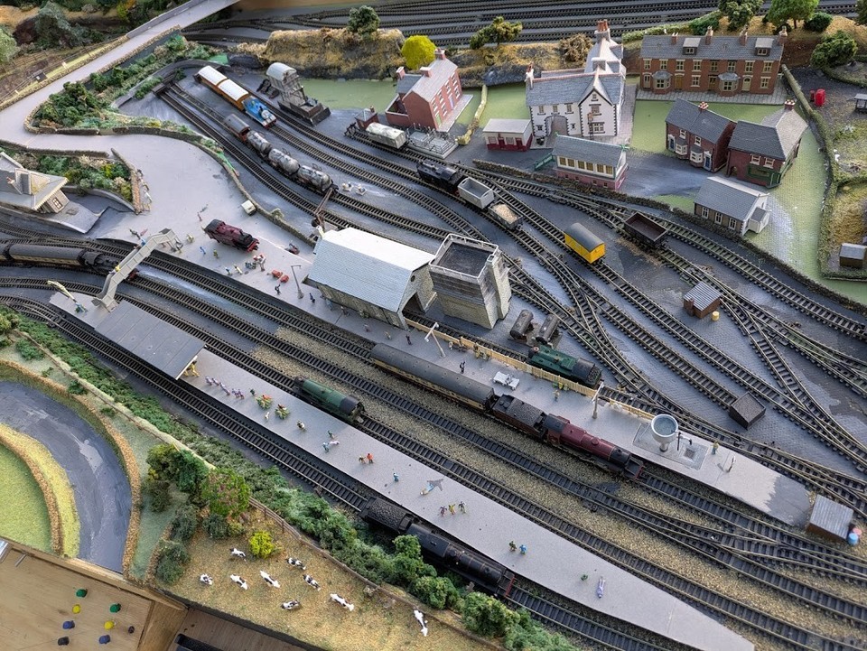 N Gauge Complete Model Railway Layout running but requires some work ...