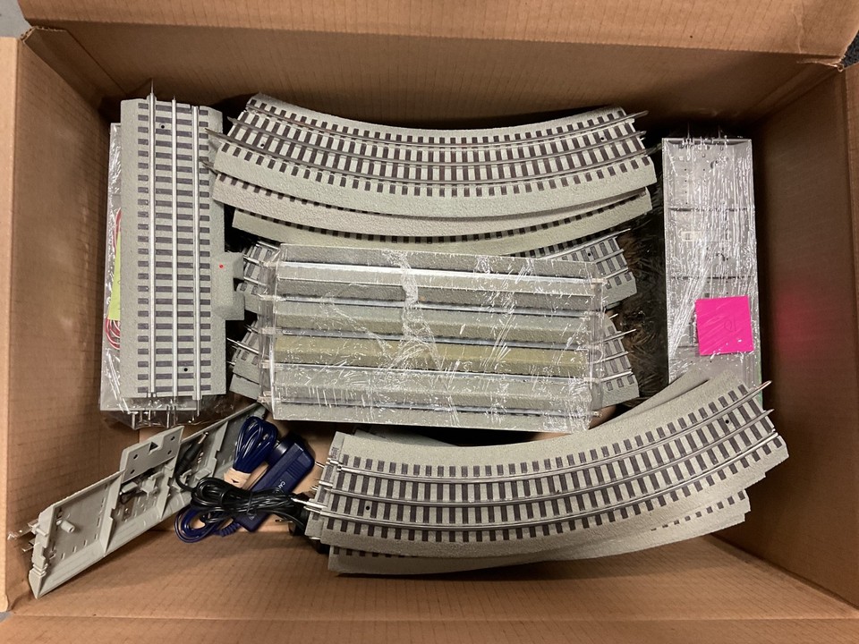 Lionel Fastrack 72 Pieces O Gauge Curves Straights Plus Lionchief Power ...