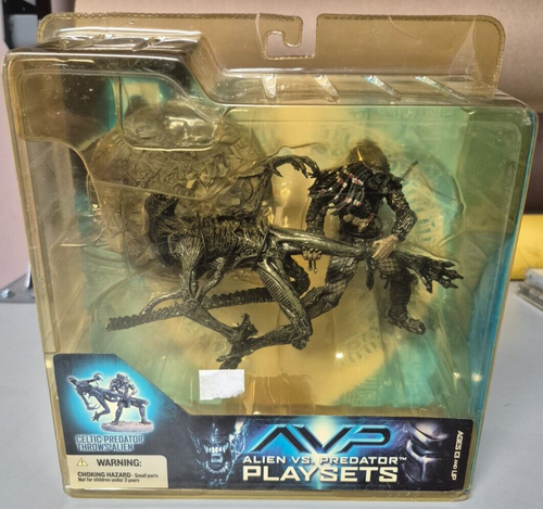 Alien Vs Predator Playset Celtic Predator Throws Alien McFarlane Toys ...