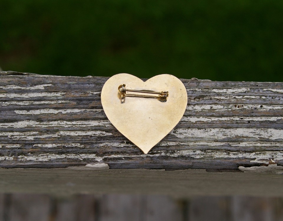 Love & Kisses Valentine's Day Heart Shaped Metal & Enamel Lapel Pin ...