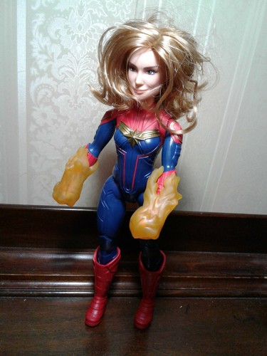 Hasbro "Cosmic" Captain Marvel Movie11-Inch Collectible Action Figure ...