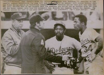 LG813 1974 Wire Photo EXPLAINING THE CALL Jim Wynn Lee Lacy Walt Alston ...