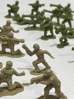 81 Count Red, Green , Tan Army Men Plastic Toy Soldiers 2015 Lanard ...