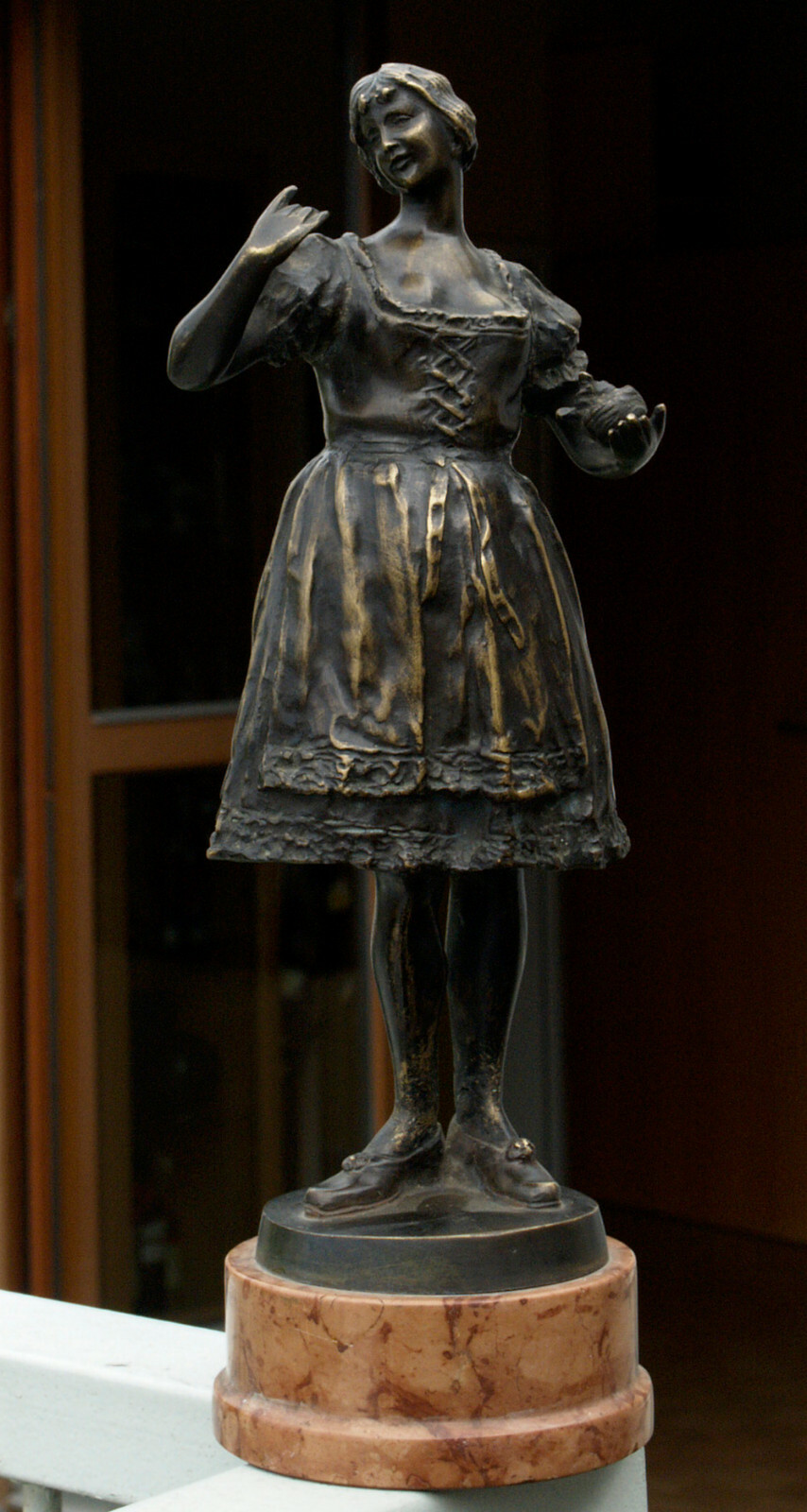 Ungarisches Mädchen. Grosse Bronsefigur, 39 cm. Sign.: Wieuis. Wienis ...