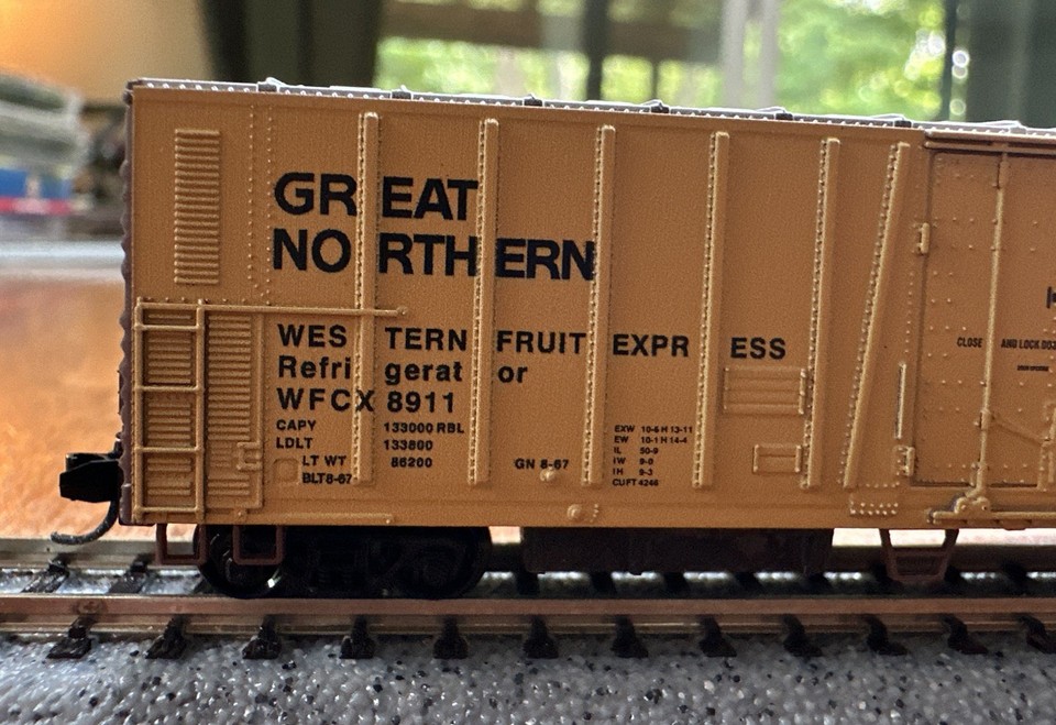 Micro-Trains N Scale #08100062 51’ Rib Side Mech Reefer Great Northern ...