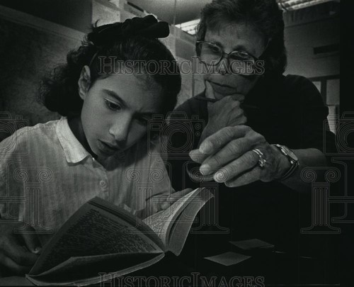 1990 Press Photo Arpy Ohanian w/ Nancy Laskin of Alverno Col's One-on ...