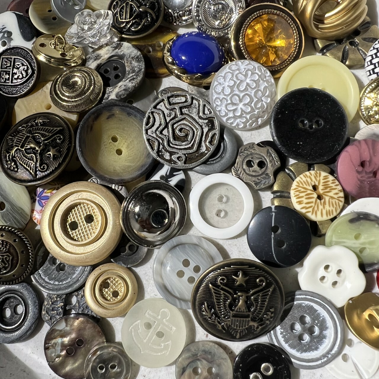COOL MIX! 100 pcs MIXED LOT of OLD-VINTAGE & NEW Buttons ALL TYPES ...