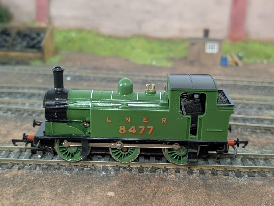 Hornby R252 Class J83 0-6-0T 8477 in LNER green (boxed) | eBay UK