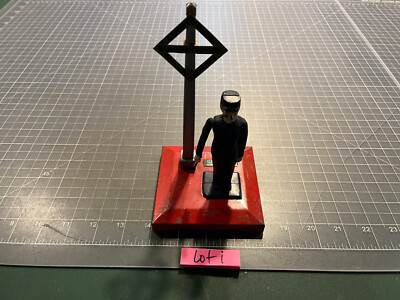 Lionel O Train 1045 Operating Flagman Red Metal Base w/RR Crossing Sign ...