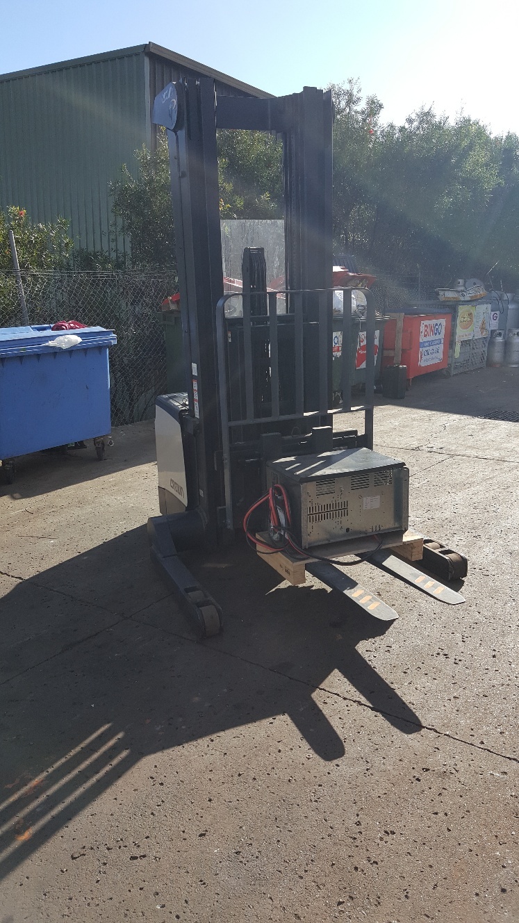 CROWN SHR5540 WALKIE REACH STACKER 5.4M LIFT $21999+GST Negotiable ...