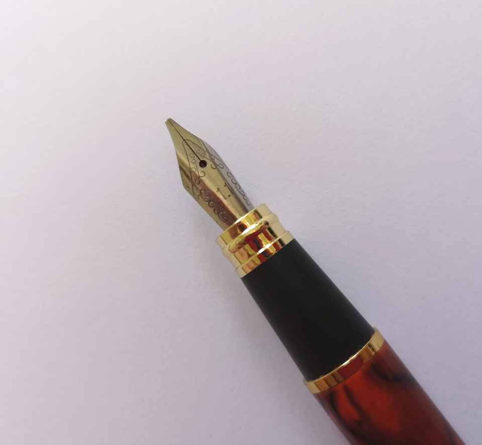 Stub calligraphy italic golden nib, fine nib fountain pen. Ink pen ...