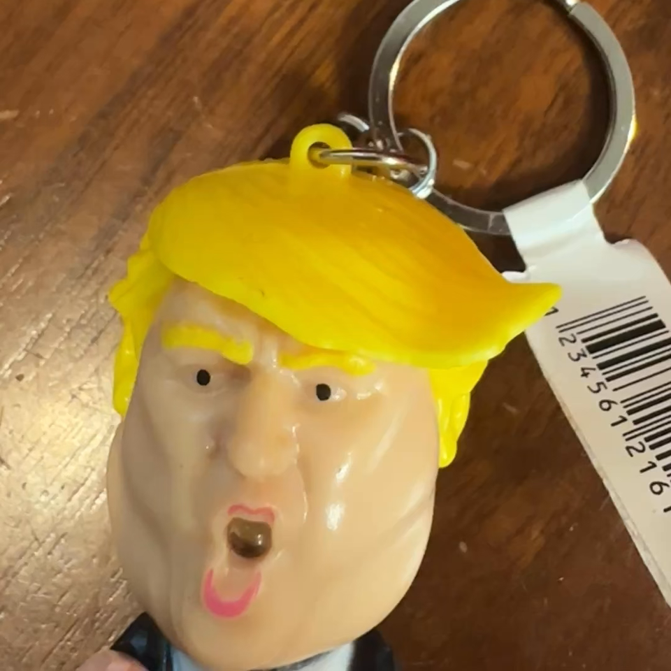 Trump Plastic Keychain With Light And Speaking Make America Great Again ...