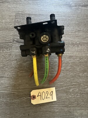 International Bendix Air Brake Valve P/N: 5001231 909598 | Aftermarket