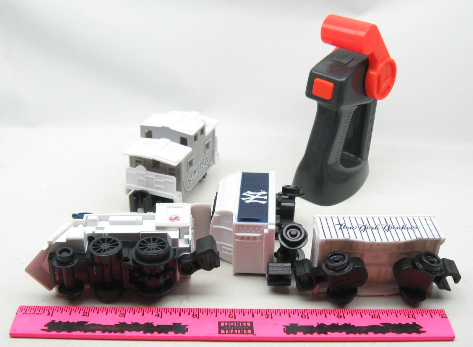 Lionel new 7-12025 Lionel Little Lines New York Yankee train play set ...