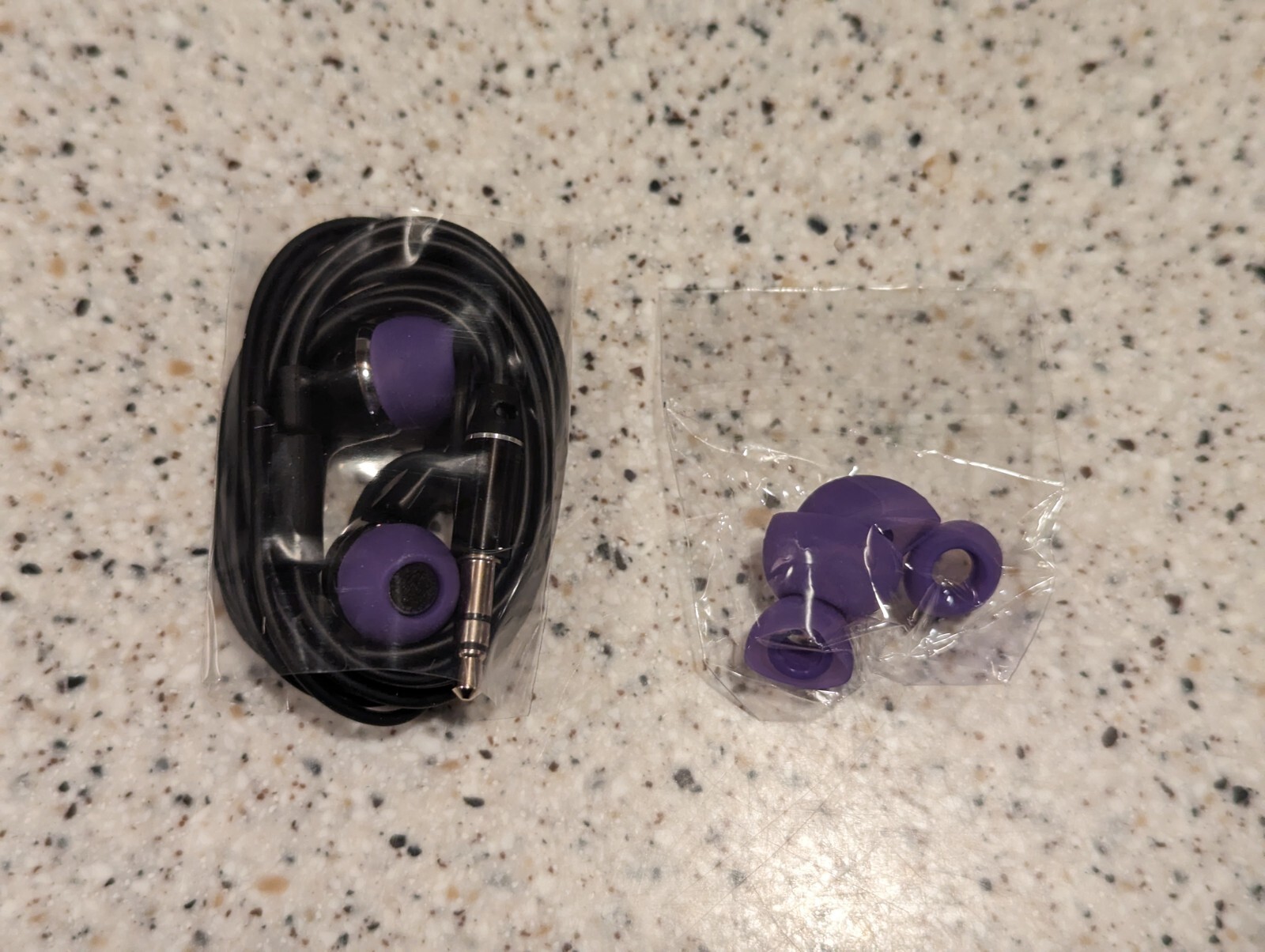 NEW Roku In-Ear Headphones EarBuds 3.5mm Stereo Jack w. Tips