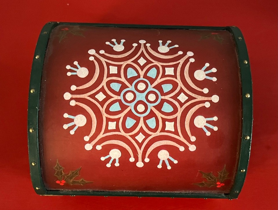 Animated Christmas Music Chest/Box We Wish you a Merry Christmas Figgy ...