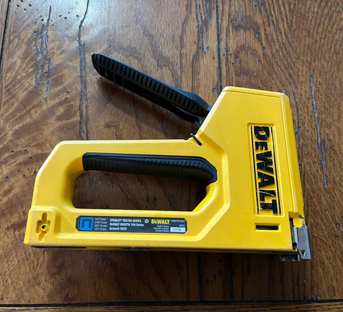 DEWALT HEAVY DUTY COMPACT STAPLER TACKER DWHTTR130LH 1/4"-1/2" STAPLES | eBay