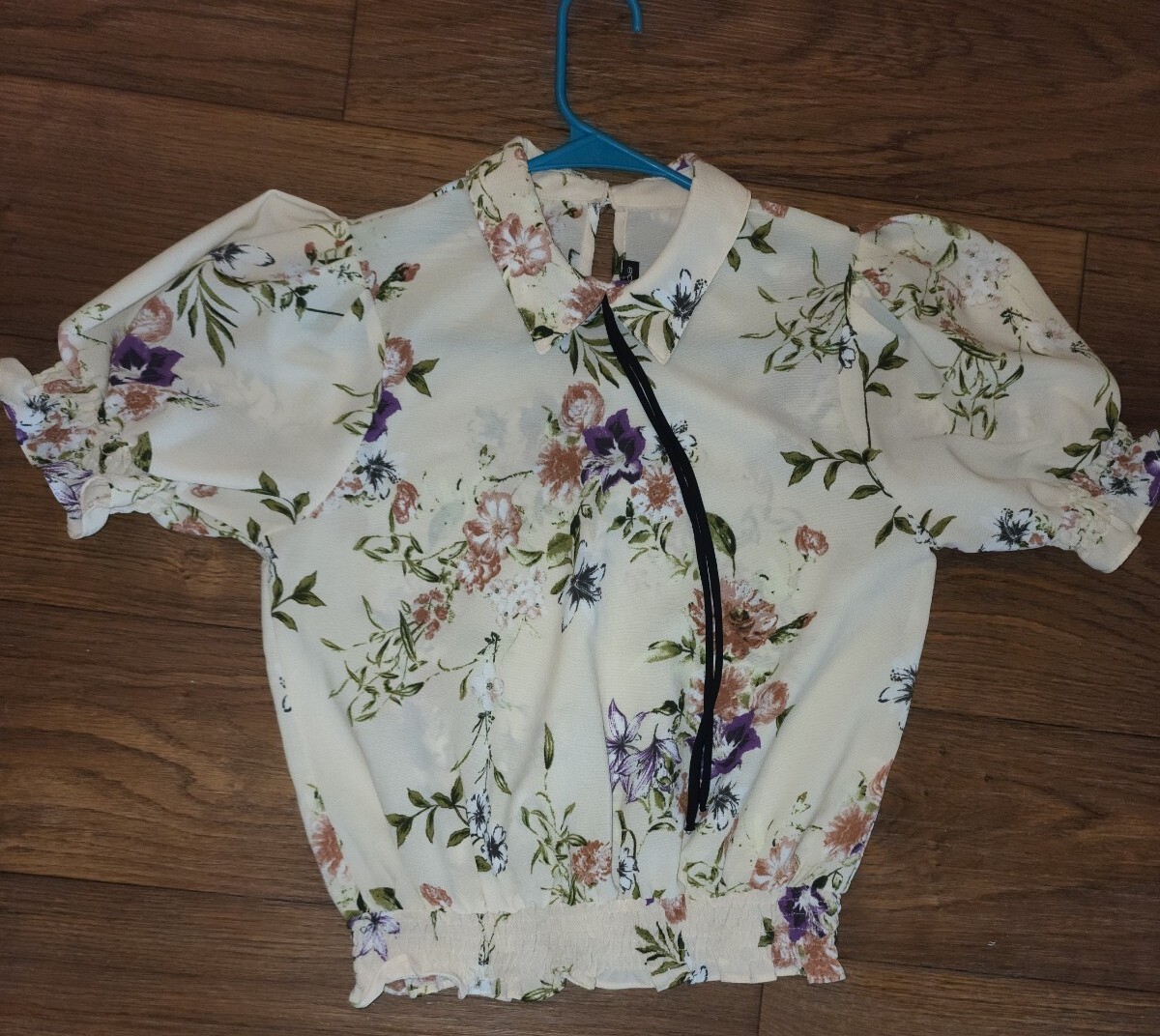 Moa Moa top Sz Small beige with multicolor floral. Back button closure ...