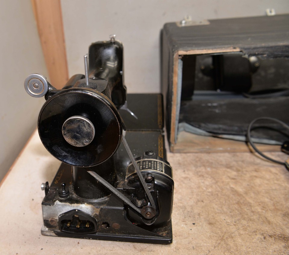 Antique 1955 Singer Sewing machine feather weight Model 221-1 Serial ...